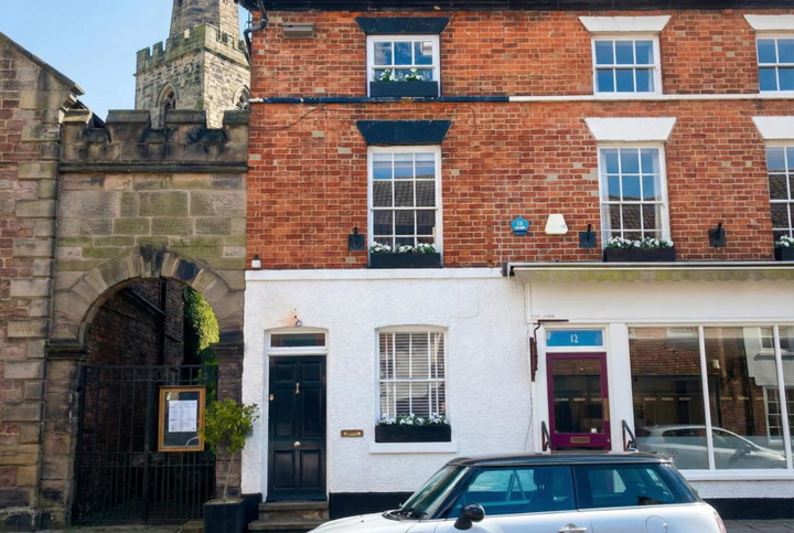 Rooftop One-bedroom Apartment Near East Midlands Airport - Derby