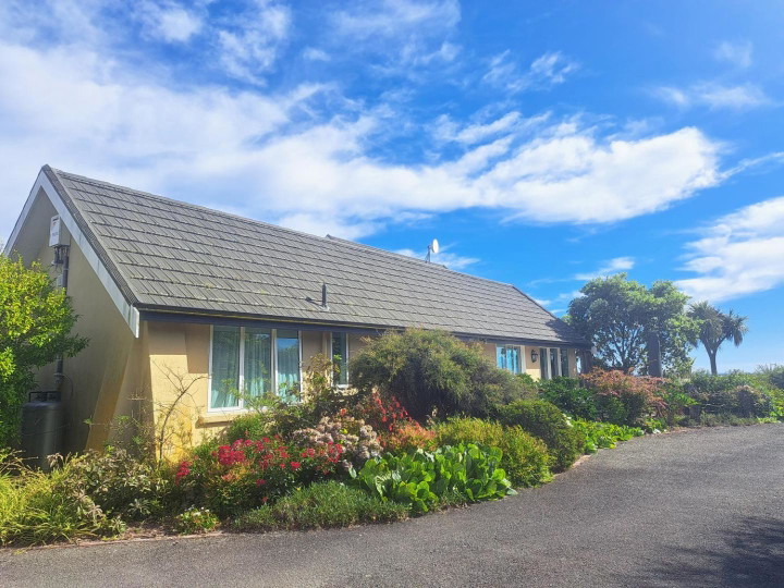 Golden Hills Farm Cottage With Swimming Pool - South Island