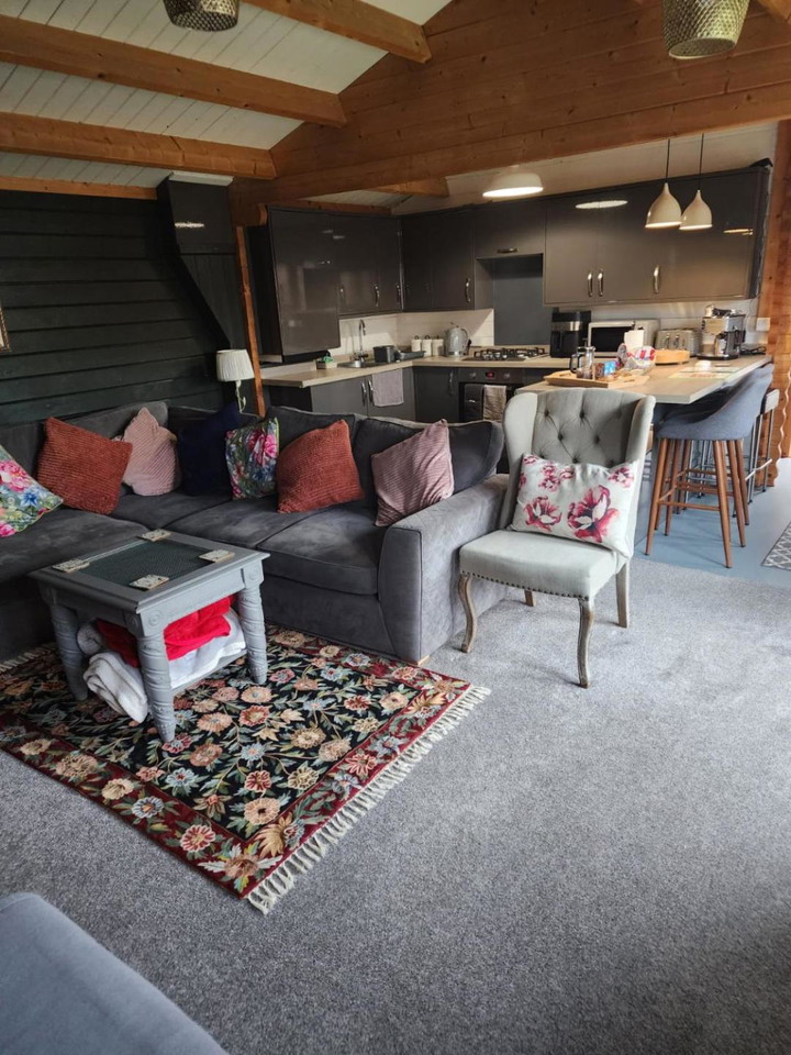 Chalet Close To Heathrow T5, Windsor Castle, Legoland, Thorpe Park, With Off Road Parking, Free Wifi, Private Garden, Spacious & Fully Equipped, Cozy Wood Burner & Comfy Sofa, Ideal For Exploring London With Trains To Waterloo, A Beautiful Unique Retreat - Staines-upon-Thames