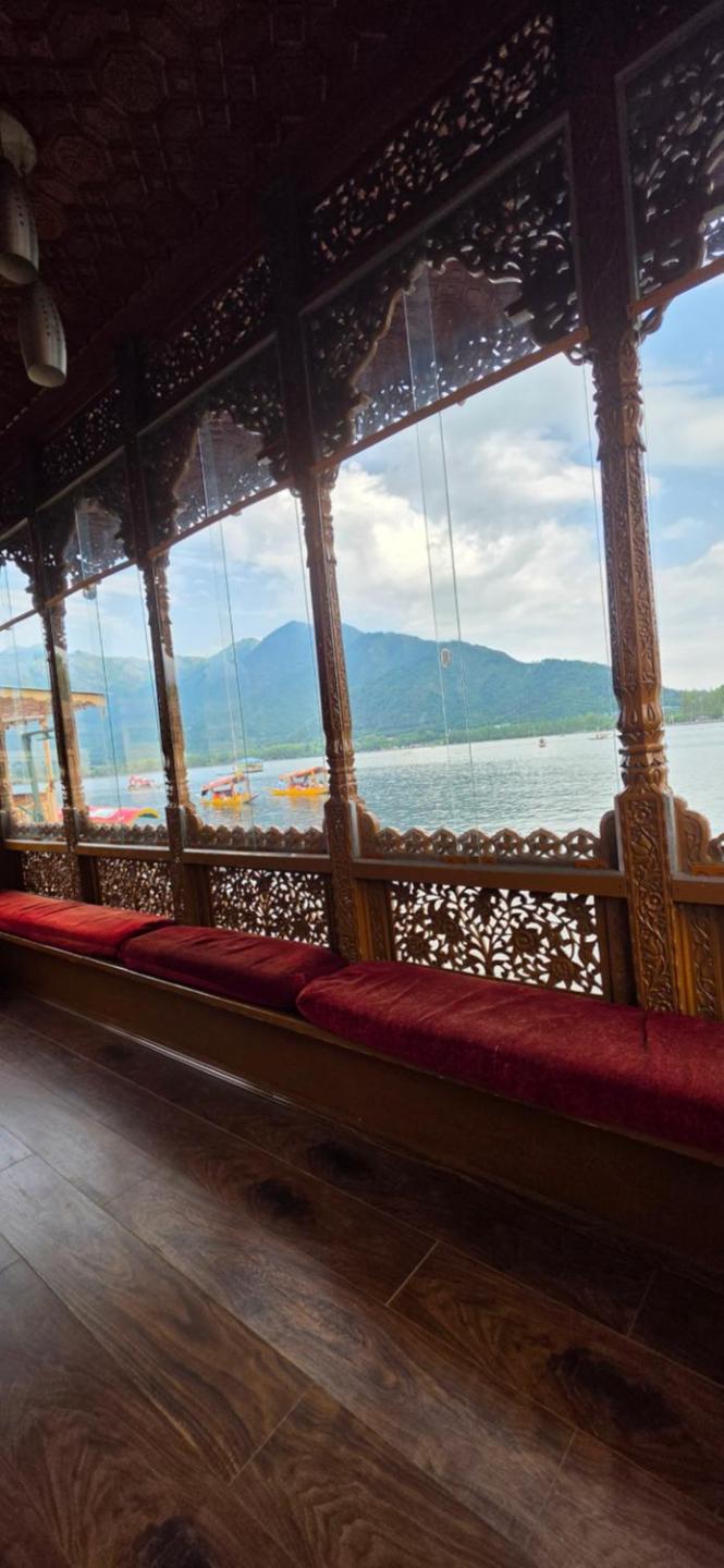Alzira Luxury Houseboat - Srinagar