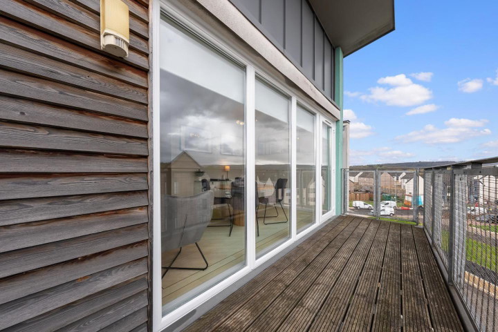 Modern 2 Bedroom Penthouse With Free Parking - Stirling