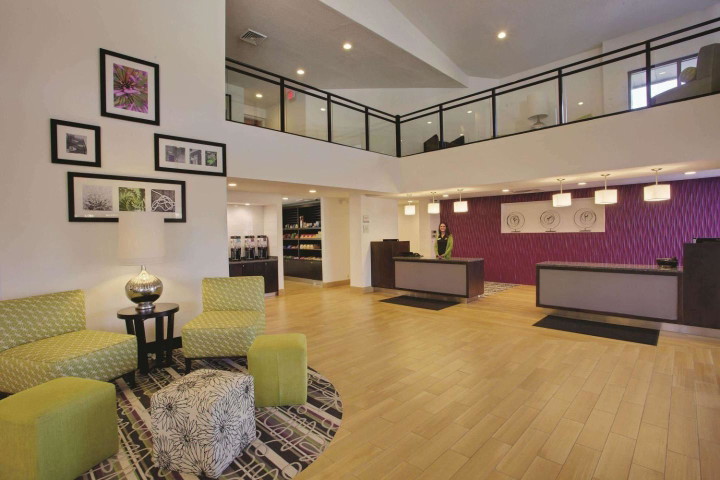 La Quinta Inn & Suites By Wyndham Detroit Metro Airport - Dearborn, MI