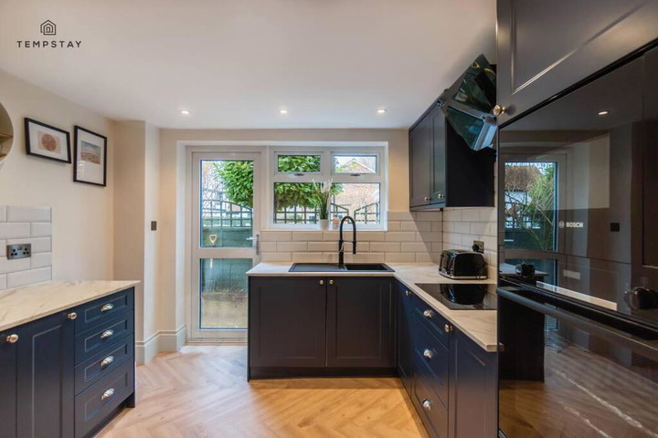 Stylish Home With Free Parking - 10 Mins To Legoland! - By Tempstay - Buckinghamshire