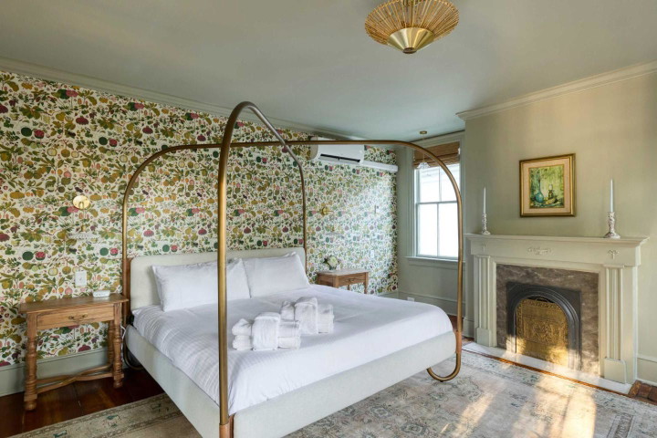 The Nicholas Veranda King Suite - Steps To King - South Carolina