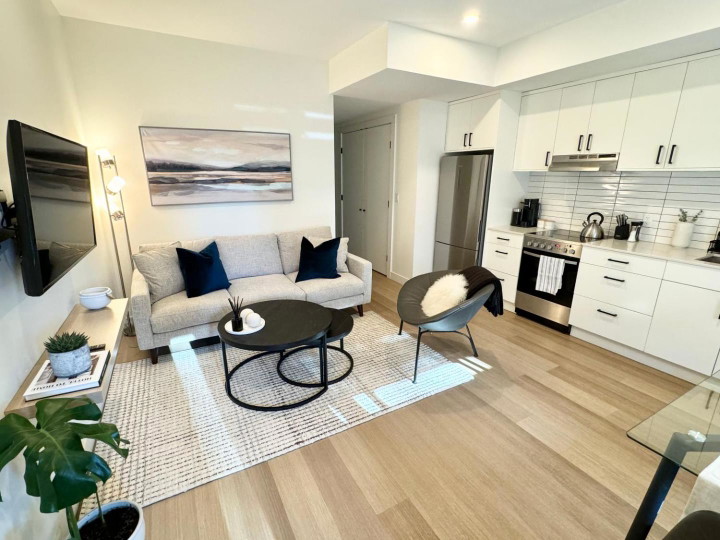 Central Moodyville Retreat - North Vancouver