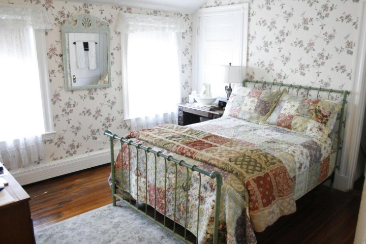 The Coolidge Corner Guest House: A Brookline Bed And Breakfast - Waltham, MA