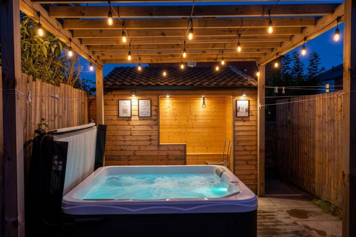 Hot Tub House! Spacious Home Near Beach & Parking - 블랙풀
