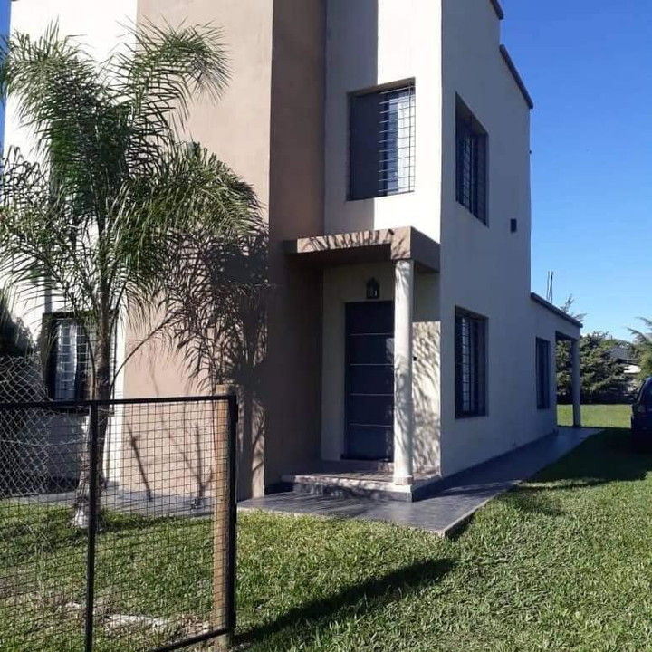 Casa De Dos Plantas Con Amplio Espacio Al Aire Libre - Colón