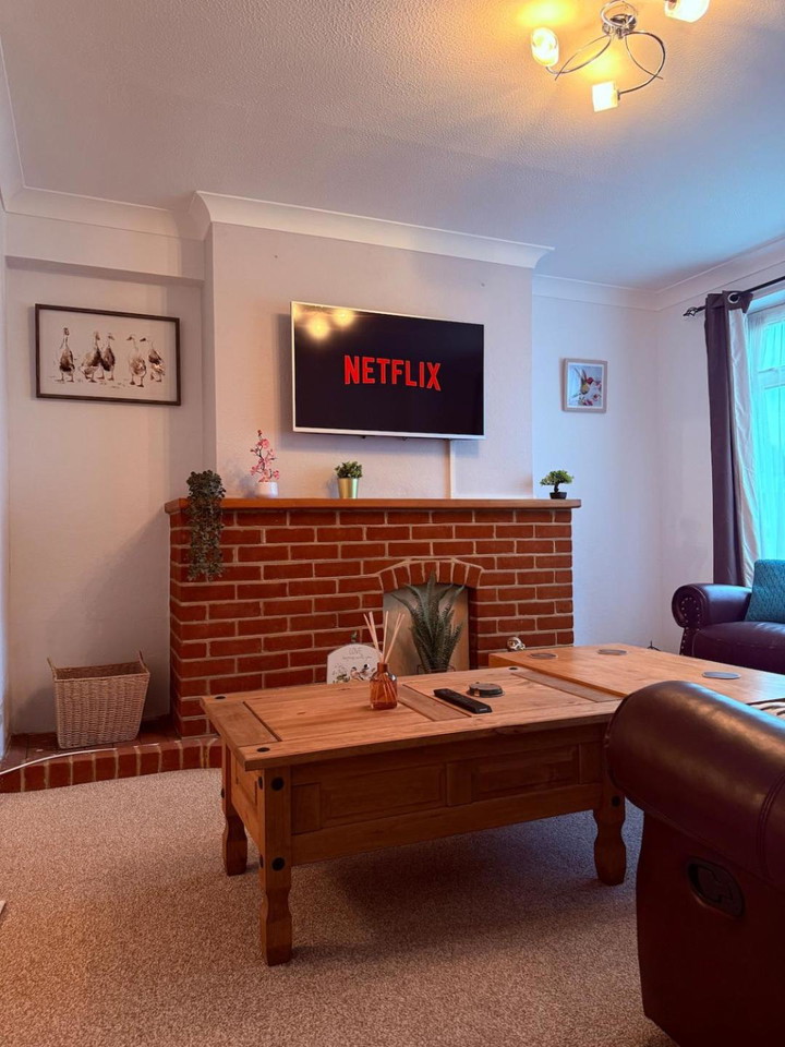 Spacious 3 Bed House In Horley With Long Driveway - London Gatwick Airport (LGW)