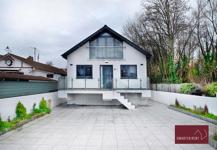 Shepperton - Driveway Patio Pets Welcome - Surbiton