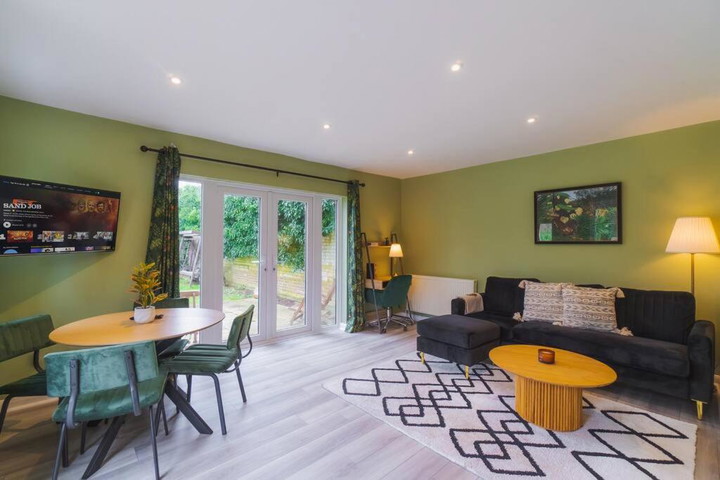 Wellness Escape By River, Sauna, Heated Pool, Hot Tub - Bracknell