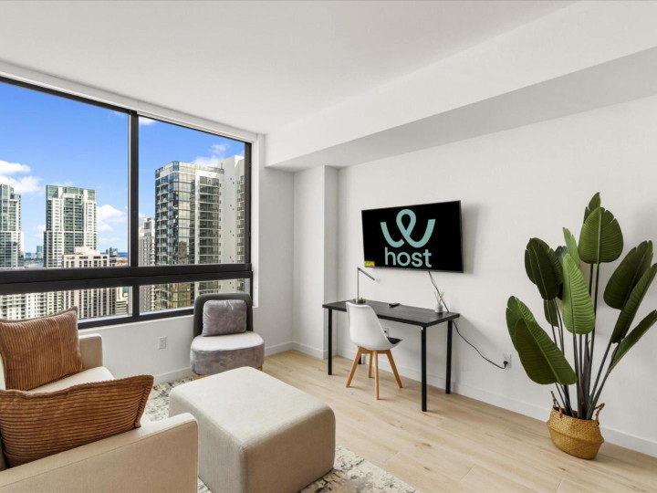 Prime Downtown Miami Location With Rooftop Pool - Miami Beach, FL