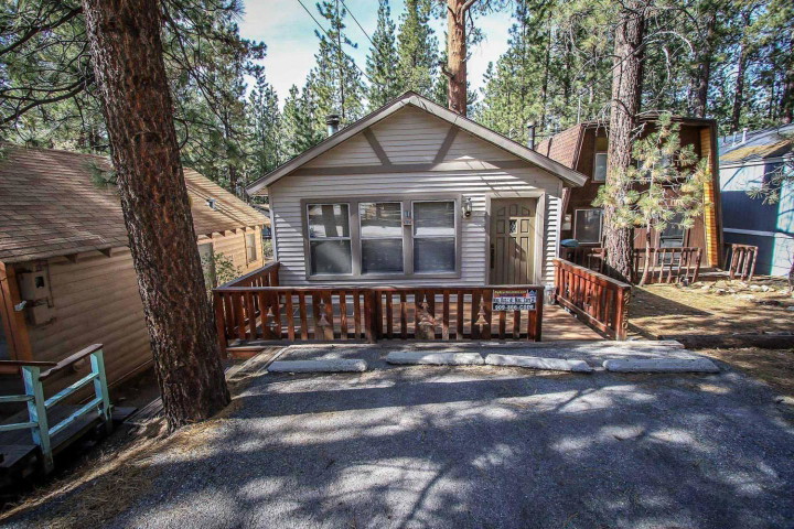 Cozy 2br/2ba Log Home: Fenced Yard, Gas Fireplace & Walk To Lake - Big Bear Lake, CA