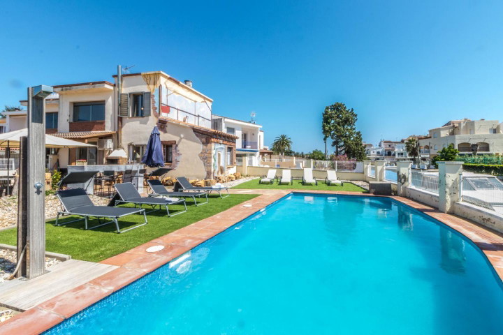 5 Bedrooms, 3 Bathrooms, 15m Mooring, Private Pool - Empuriabrava