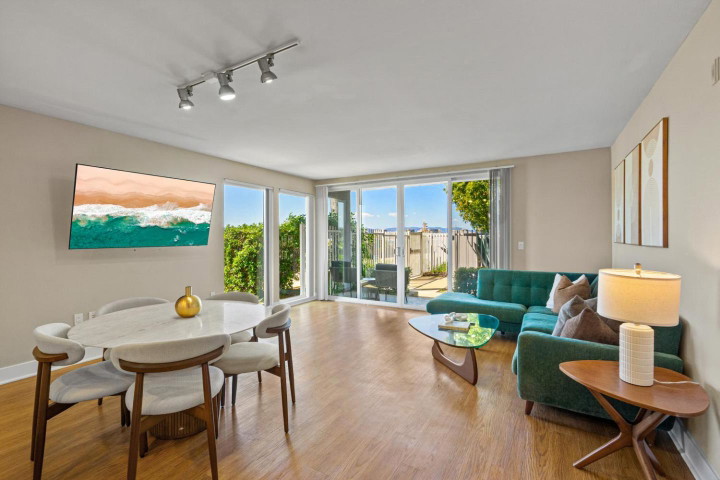 Emerald Serenity' Full Marina View Pool Gym Luxury Stay Right On Water - Santa Monica, CA