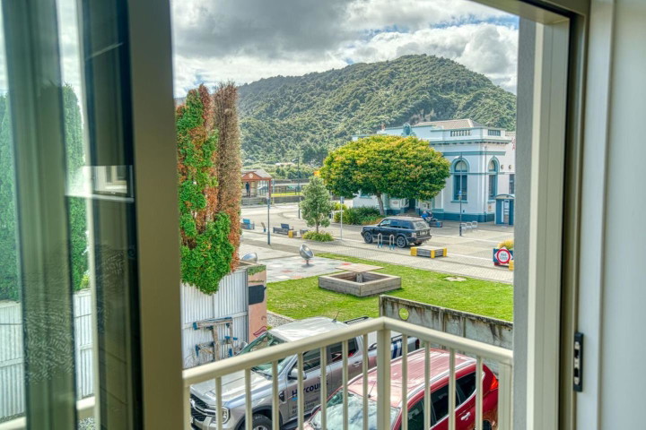 Modern Apartment In The Heart Of Town - Greymouth