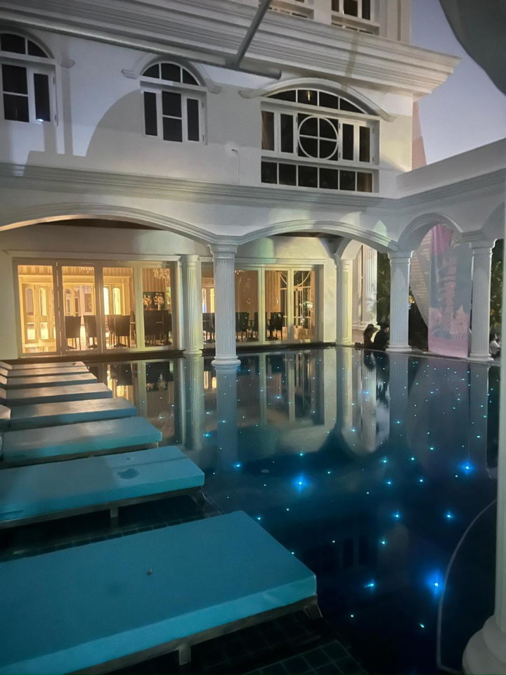 V20 Boutique Jacuzzi Hotel -