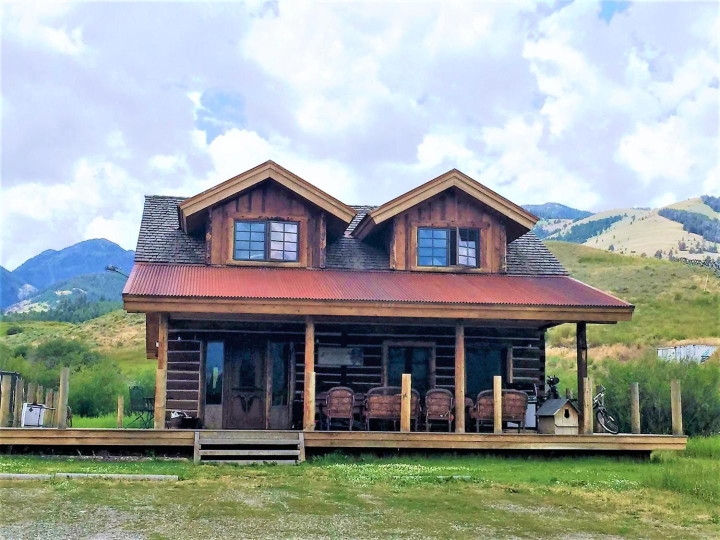Schoolhouse Cabin - Montana