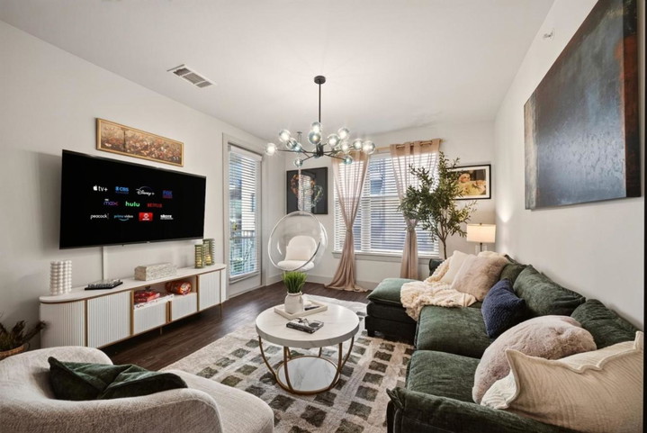 Modern Preston Hollow: Gym, Hot Tub & Pet Friendly - Richardson, TX