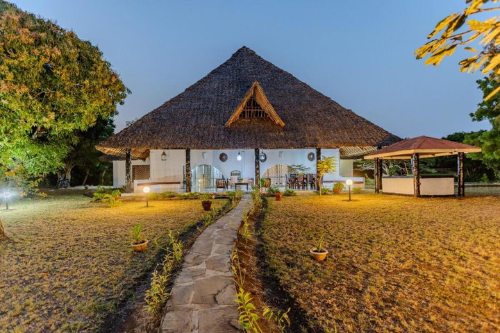 Auregi Diani Beachfront Villa - Diani Beach