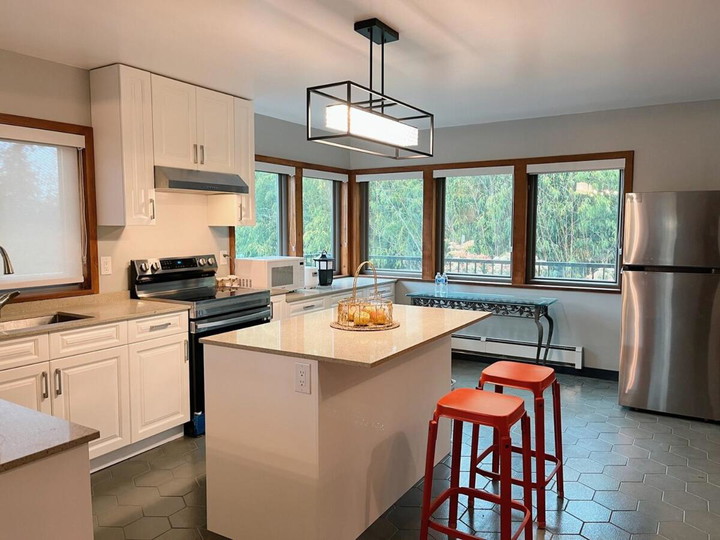 Sunshine Garden 5 Bedrooms2 Living Rooms3 Bathrooms1 Kitchen - Aldergrove