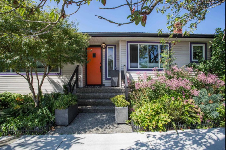 The Orange Door Bungalow- 2-br W Private Yard, Walkable To Cafes & Restaurants, 10 Min To Dt - Burnaby