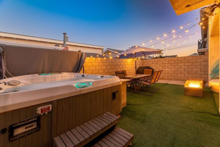 Modern San Pedro Home, Sleeps 12, Hot Tub, Fire Place, Private Parking - Rancho Palos Verdes, CA