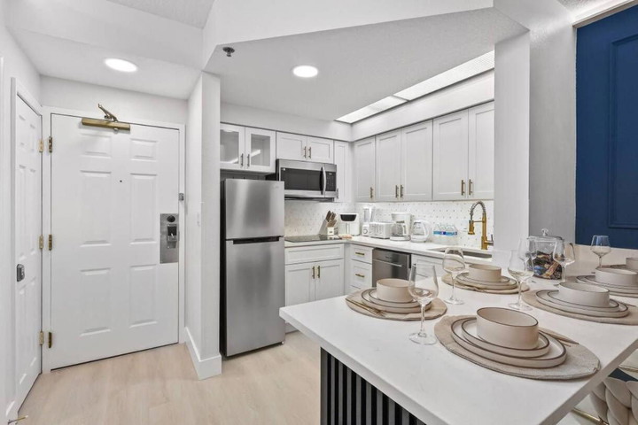 Universal Suite W/ Pool View & Free Parking - Orlando