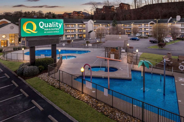 Quality Inn & Suites At Dollywood Lane - Gatlinburg, TN