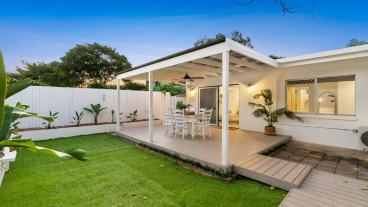 Bright And Spacious Triplex Near Holloways Beach - Queensland
