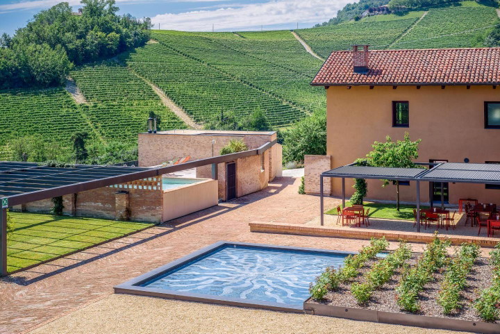 Foresteria Del Castello Di Perno - Rooms With Stunning Langhe Views At A Barolo Winery - Alba