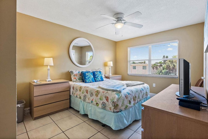 Waves 14 Condo Beautiful 1 Bedroom With Pool - Treasure Island, FL