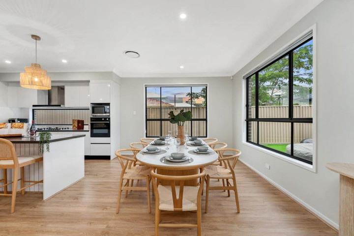 Parea Designer 5 Bedroom Beachside Villa, Spa & Pooltable - Margate, Australia