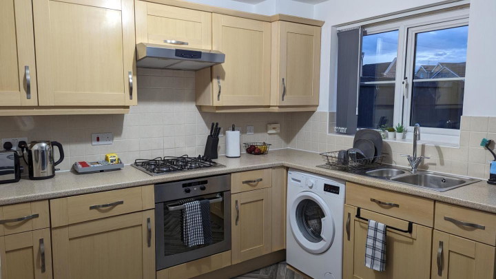 Modern Four Bedroom House Near Attractions, Stadium, Town Centre, Parks And Lake - Sky N Netflix - Convenient Transport - Burnley