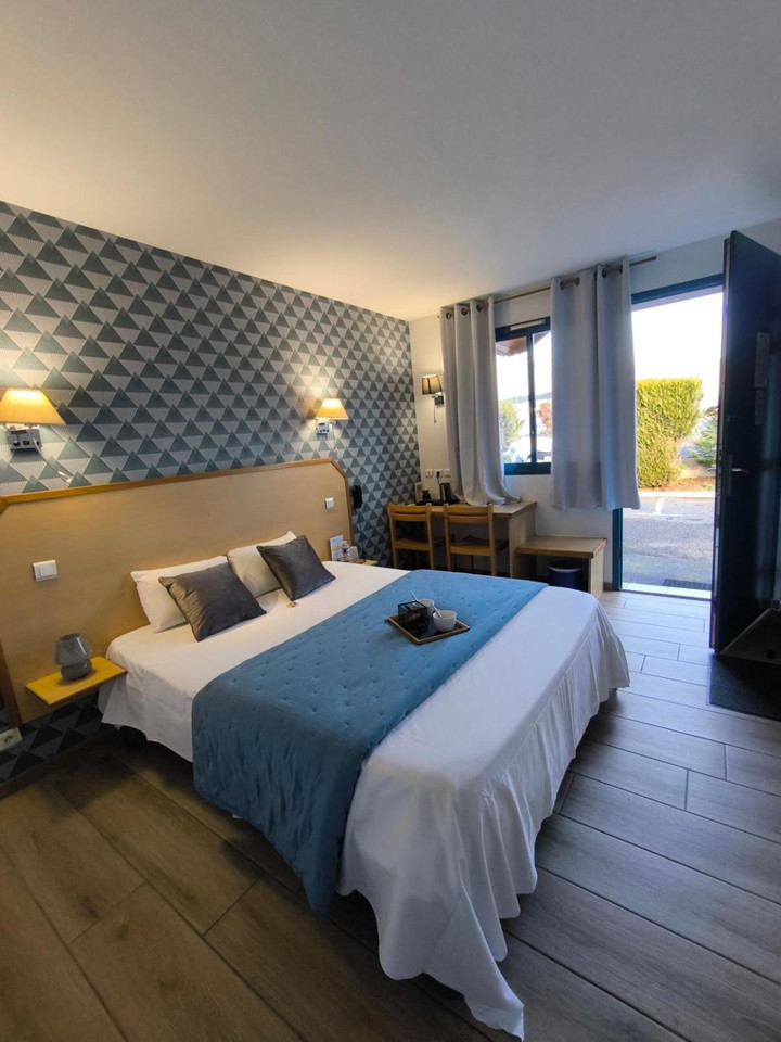 Hôtel Le Laury's-hôtel Calme Proche De Rodez Avec Parking Privé Gratuit-arrivée Après 20h Possible Via Borne Automatique - Aveyron