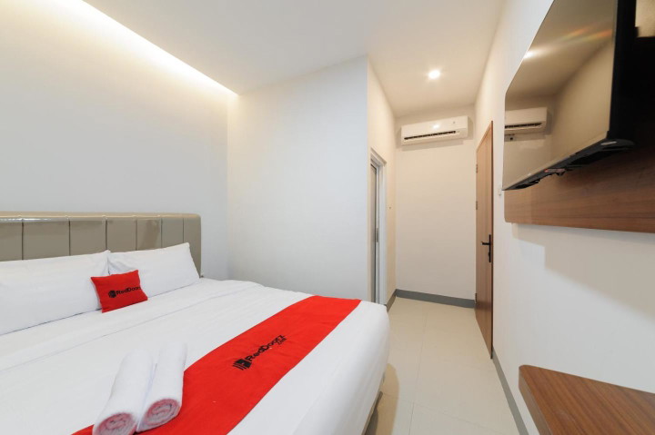 Reddoorz Plus Near Kebun Raya Bogor - Indonesia