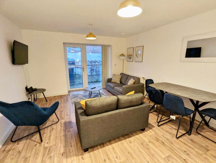 Spacious 2 Bed Ground Floor Apartment, Free Parking, Close To Historic Dockyard & Gunwharf Quays - Gosport