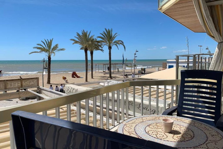 The Pleasure Of Living In Front Of The Sea - Coma-ruga
