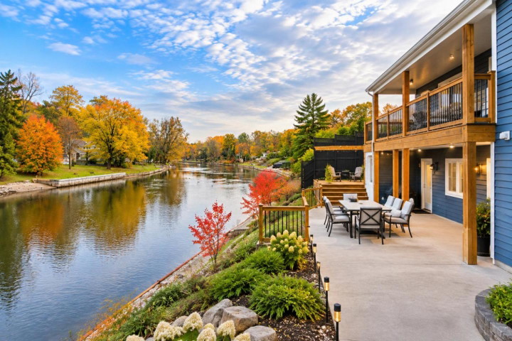 Luxury Riverfront Villa Walk To Beach - Wasaga Beach