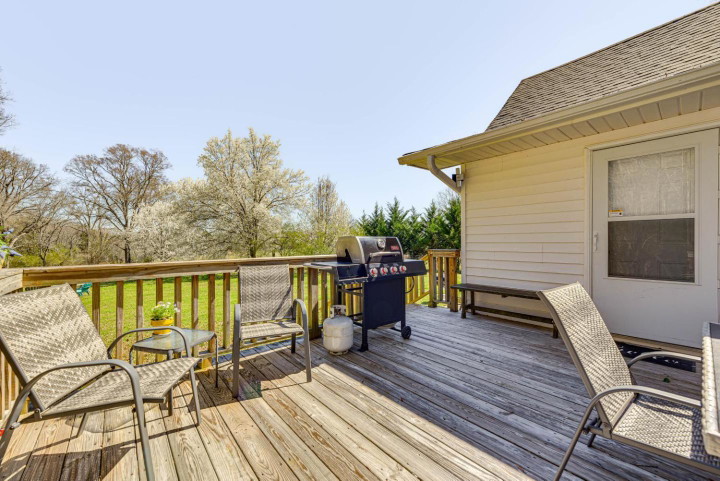 'The Farmhouse' In Fort Lawn W/ Fire Pit & Deck! - Lancaster, SC