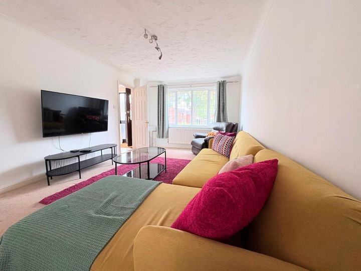 Spacious Bicester Home With Private Drive & Garden - Bicester