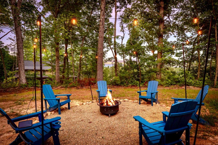 Whimsical Garden Escape -Fire Pits, Art & Nature Near Asheville - Sierra Nevada