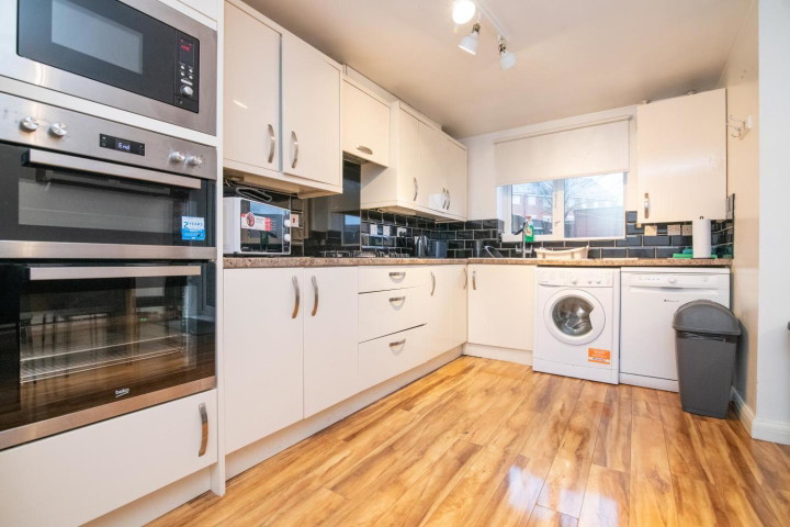 5 Bed House With Free Secure Parking In Pleasant Quiet Location - Shropshire