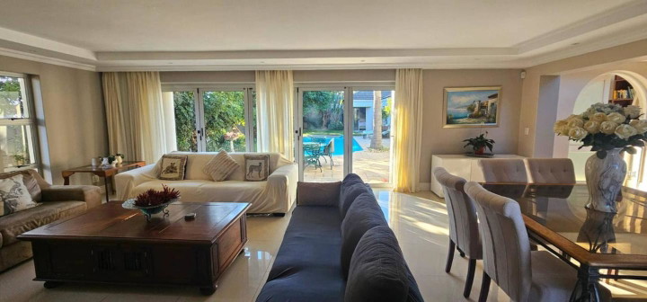 Large Luxury Family Home In Upmarket Suburb - Parklands