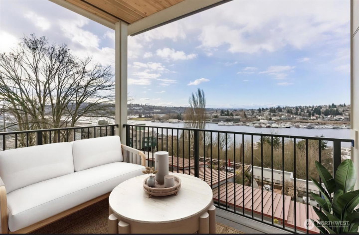Stunning Water View, Pet Friendly, Luxury 3-bed - Seattle, WA