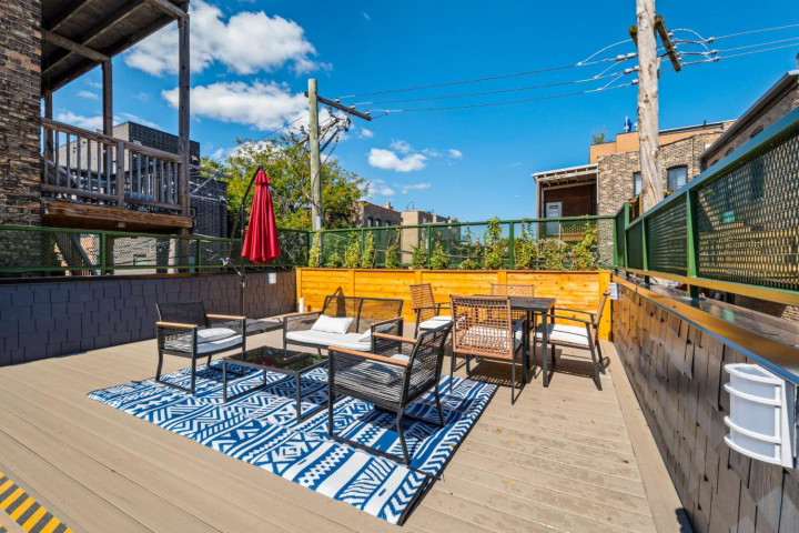 1 Bedroom With Rooftop And Wrigley Views - Chicago, IL