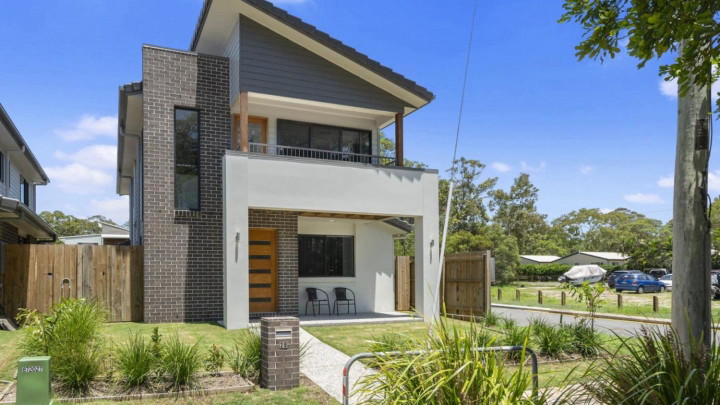 Lavish Beach House On The Surfside - Brisbane