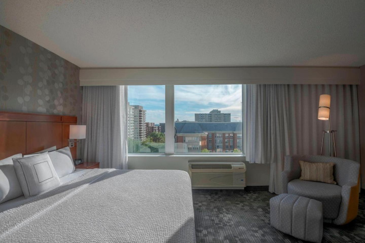 Courtyard By Marriott Bethesda Chevy Chase - Silver Spring, MD