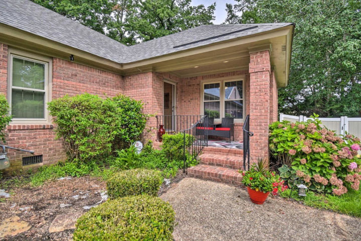 Bright Chesapeake Home Near Shopping & Dining - Suffolk, VA
