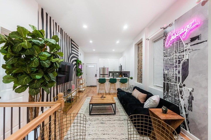 Bold 3br West Town Sleeps 8 - Patio & Free Parking - Chicago, IL